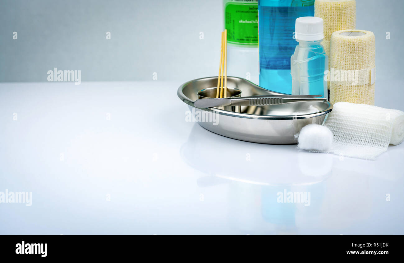 Dressing forceps hi-res stock photography and images - Alamy