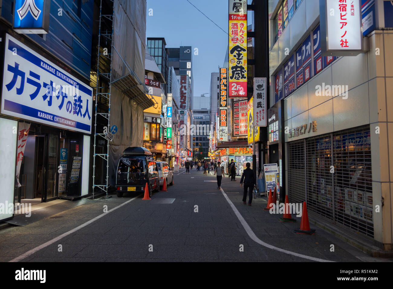 Tokyo alleyway hi-res stock photography and images - Alamy