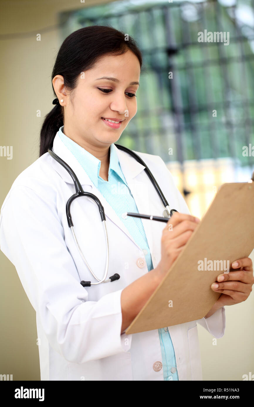 Female doctor holding a clipboard Stock Photo - Alamy