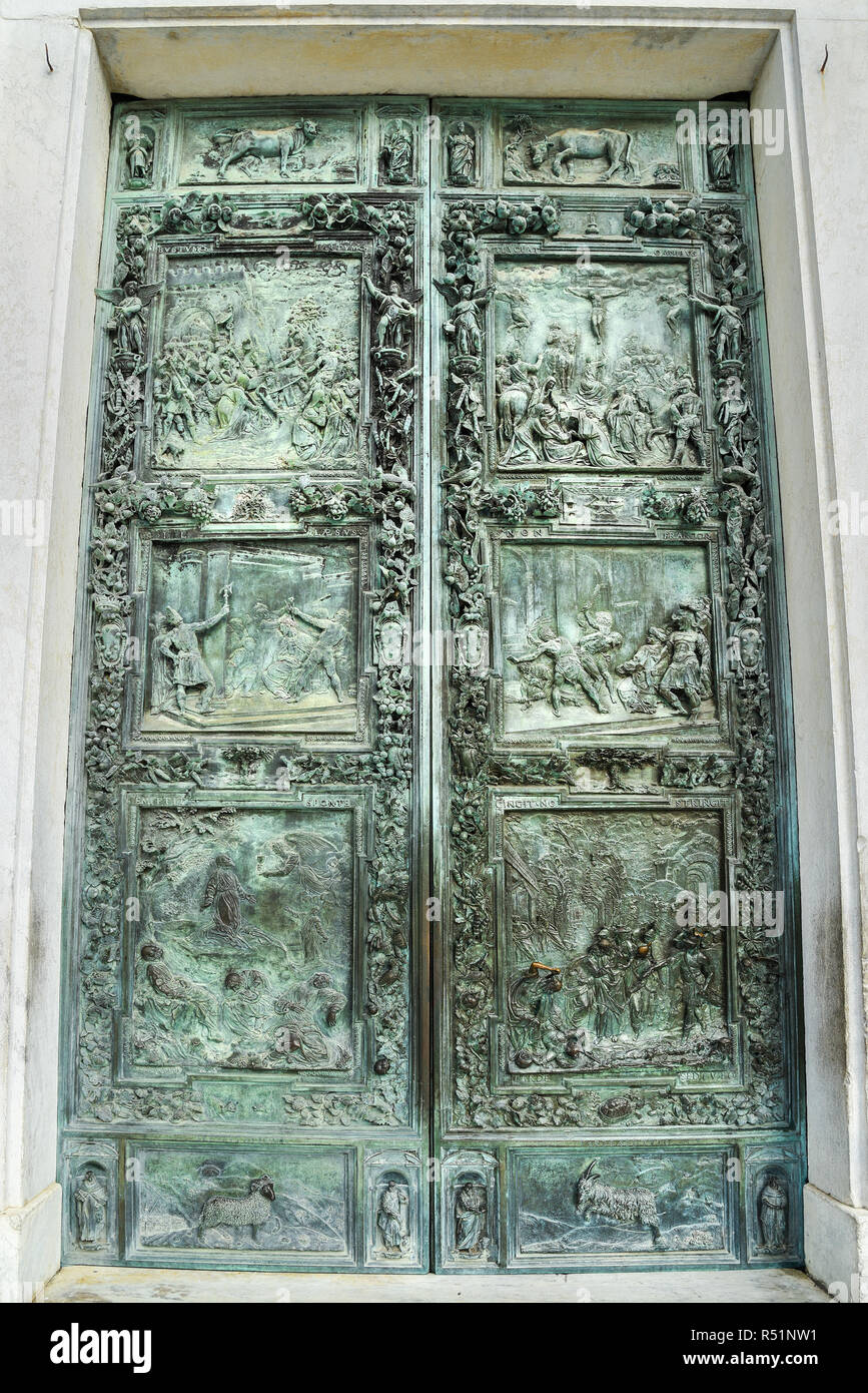 Bronze door of Pisa Cathedral in Pisa. Italy Stock Photo - Alamy