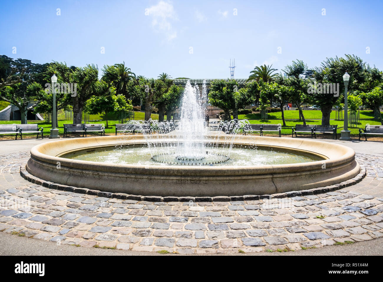 Golden water fountain hi-res stock photography and images - Alamy
