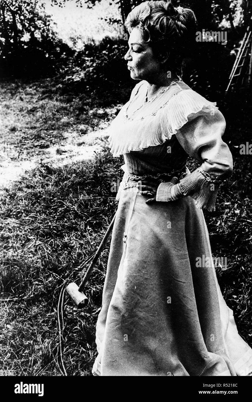 Actress Simone Signoret Stock Photos & Actress Simone Signoret Stock ...