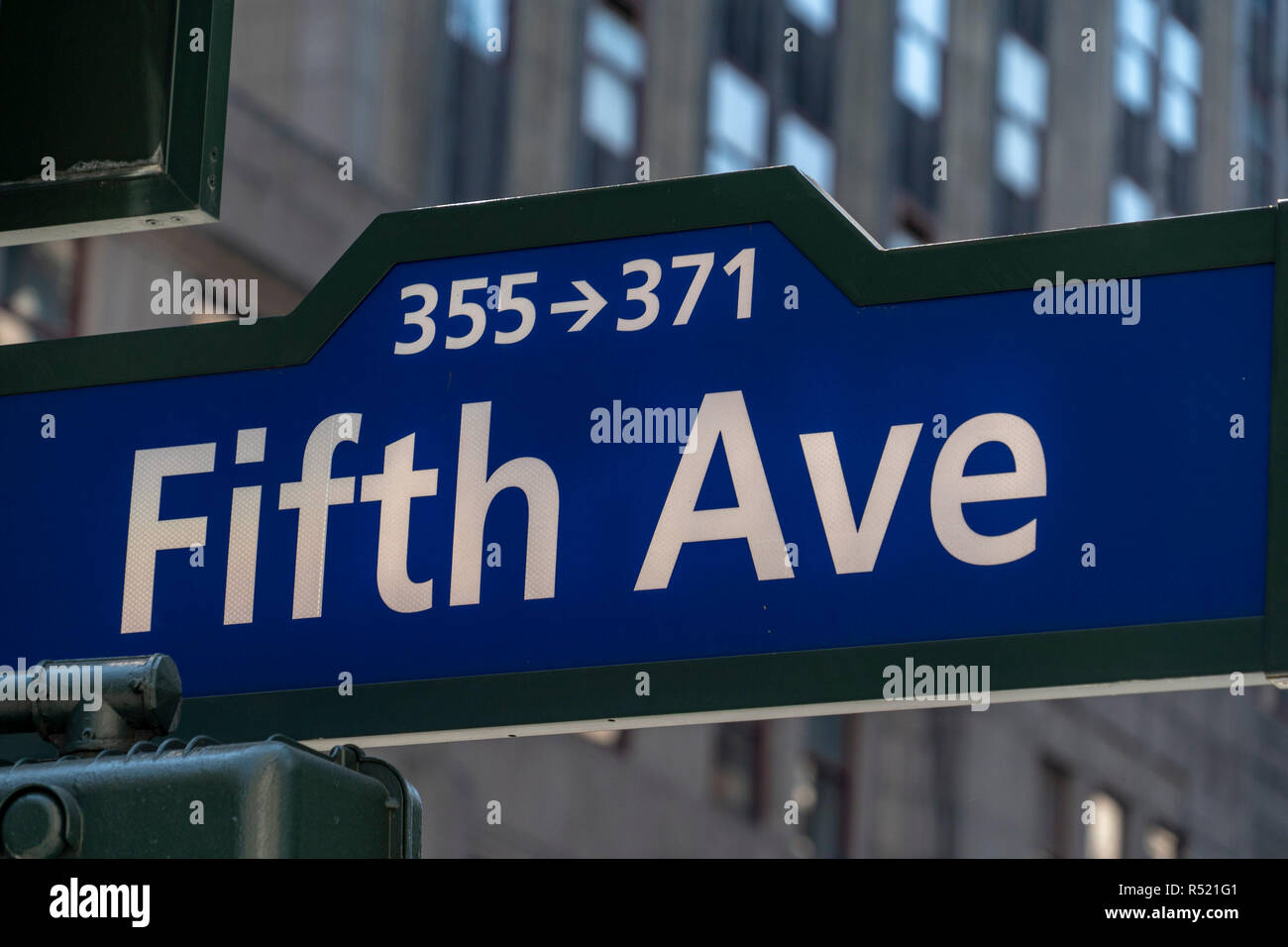 fifth avenue sign new york city Stock Photo - Alamy