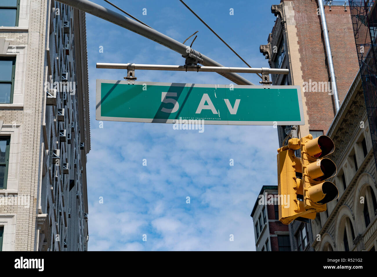 fifth avenue sign new york city east 40th street Stock Photo - Alamy
