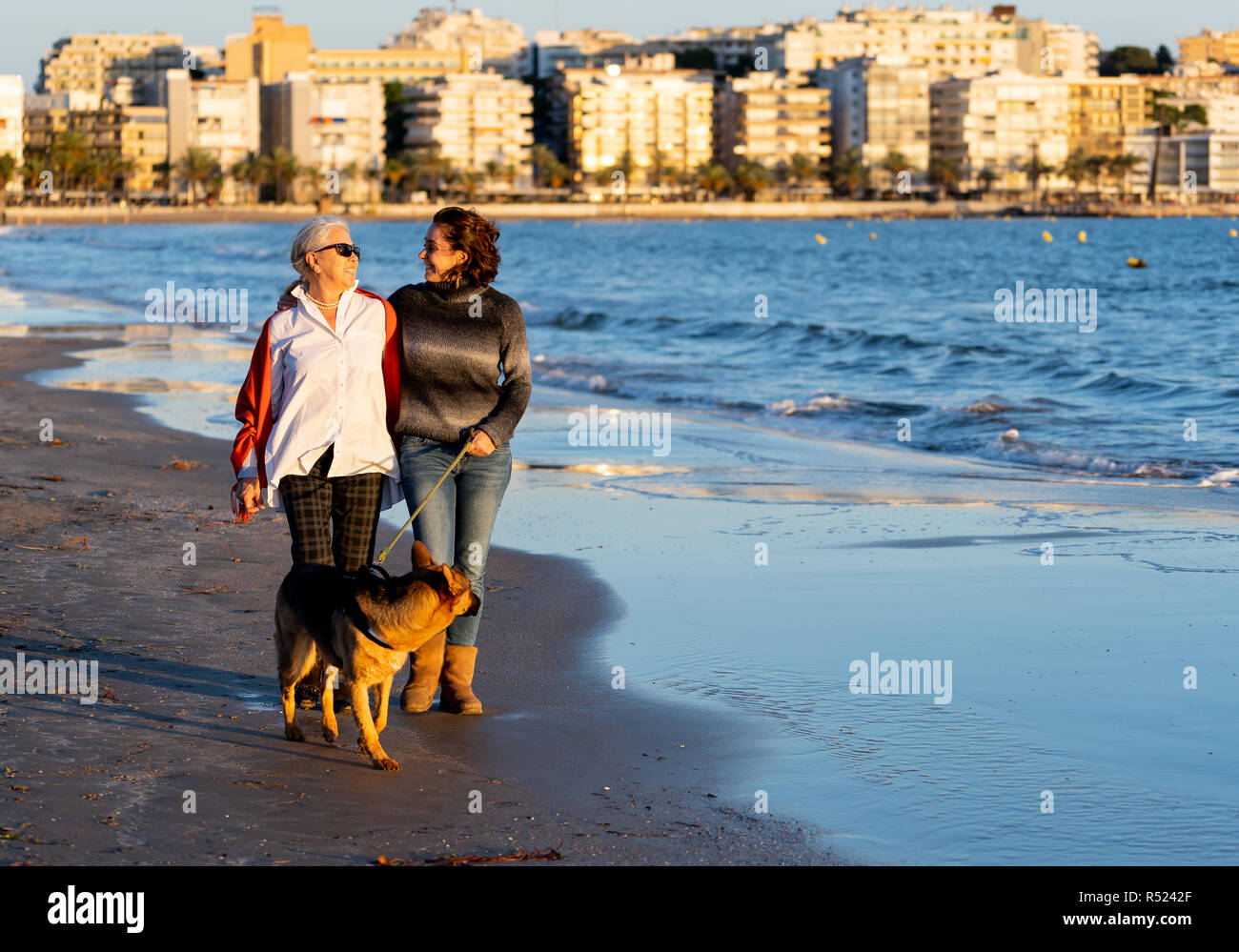 Family generations beach sunset hi-res stock photography and images - Alamy