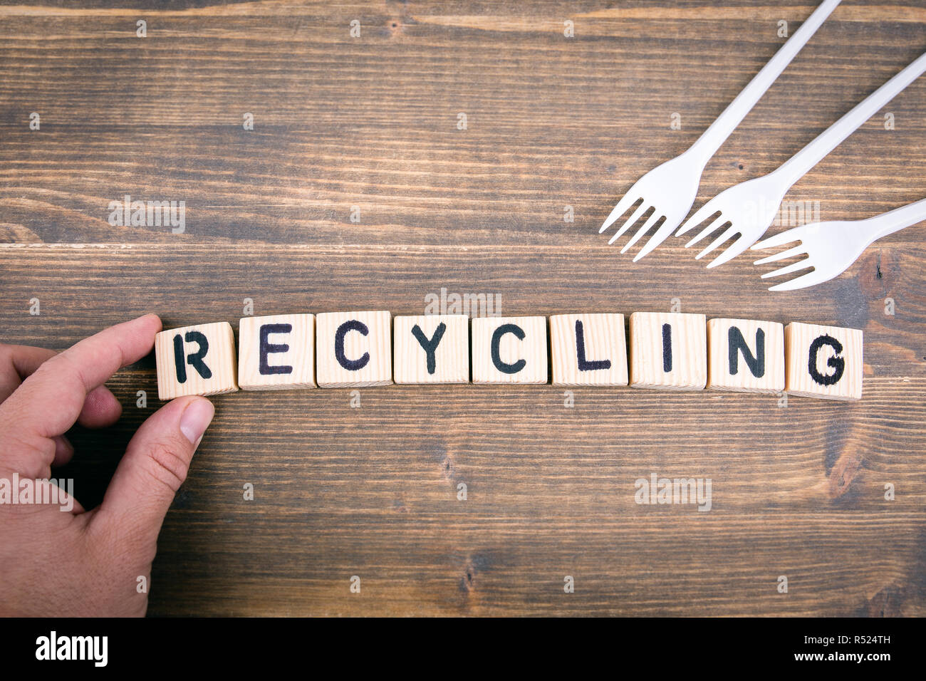 Recycling. Wooden letters on the office desk Stock Photo - Alamy