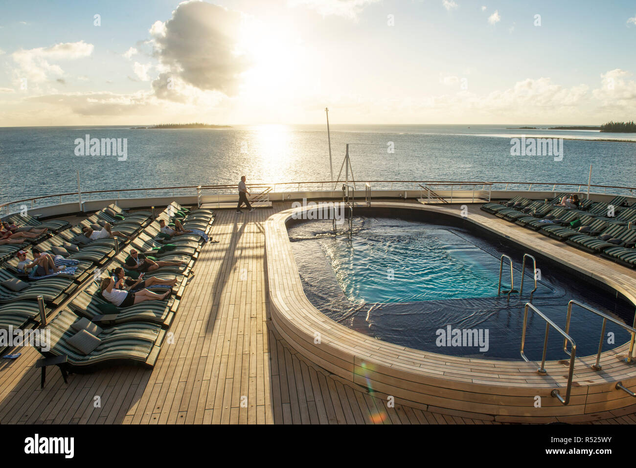 Cruise pool hi-res stock photography and images - Alamy
