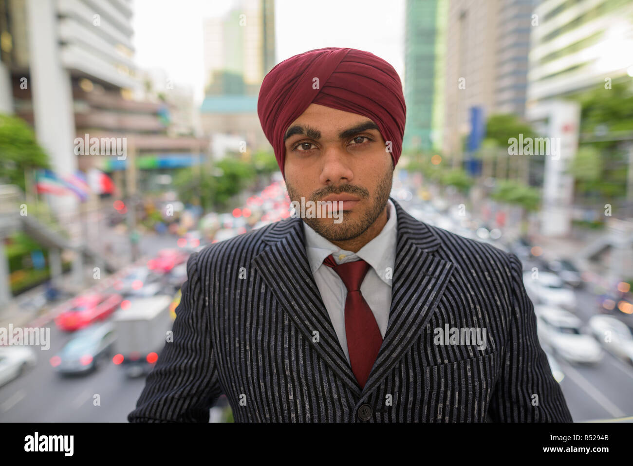 Business man city landmark hi-res stock photography and images - Alamy