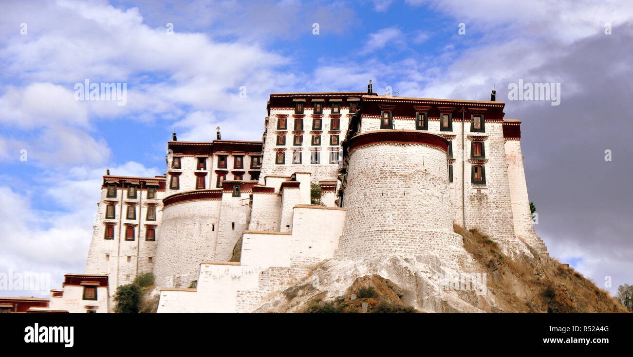 potala palace on the red mountain in tibetan capital lhasa Stock Photo ...