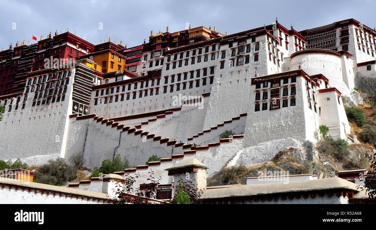 potala palace on the red mountain in tibetan capital lhasa Stock Photo ...
