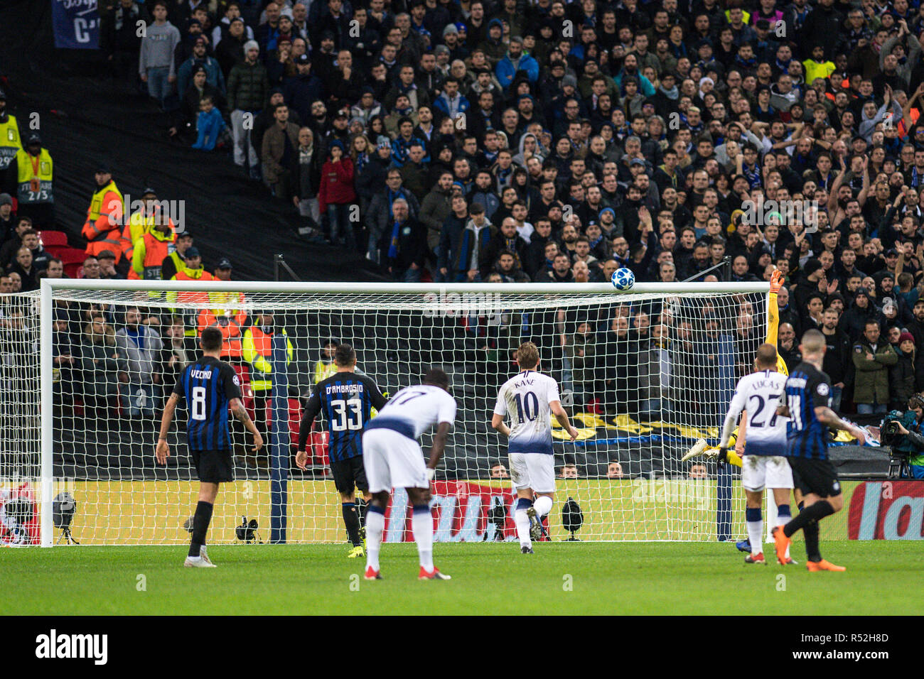 LONDON, ENGLAND - NOVEMBER 28: ball hit crossbar after Harry Winks shot ...