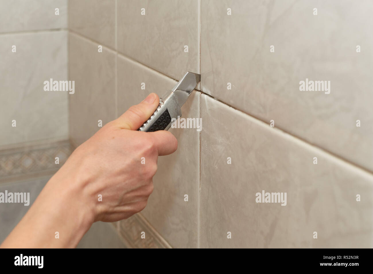 Male worker tiling a wall Stock Photo - Alamy