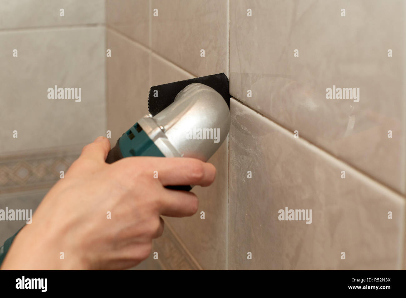 Male worker tiling a wall Stock Photo - Alamy