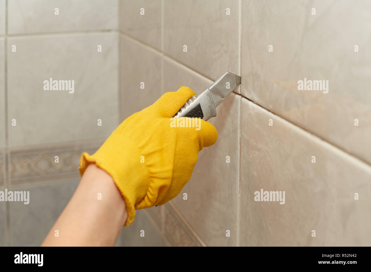 Male worker tiling a wall Stock Photo - Alamy