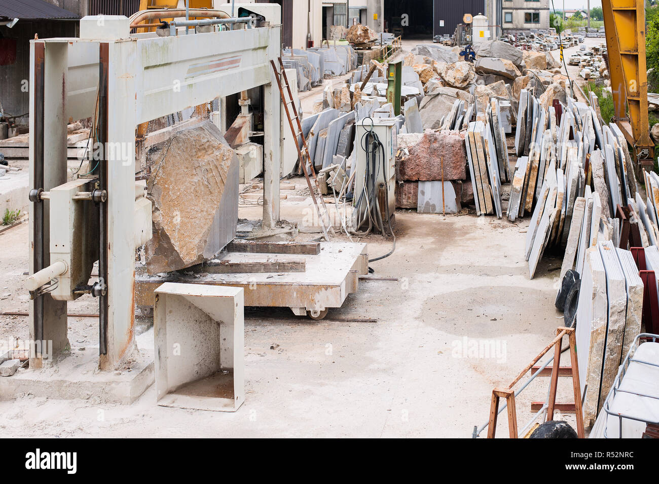 Plant for cutting stone blocks into slabs for the construction industry ...