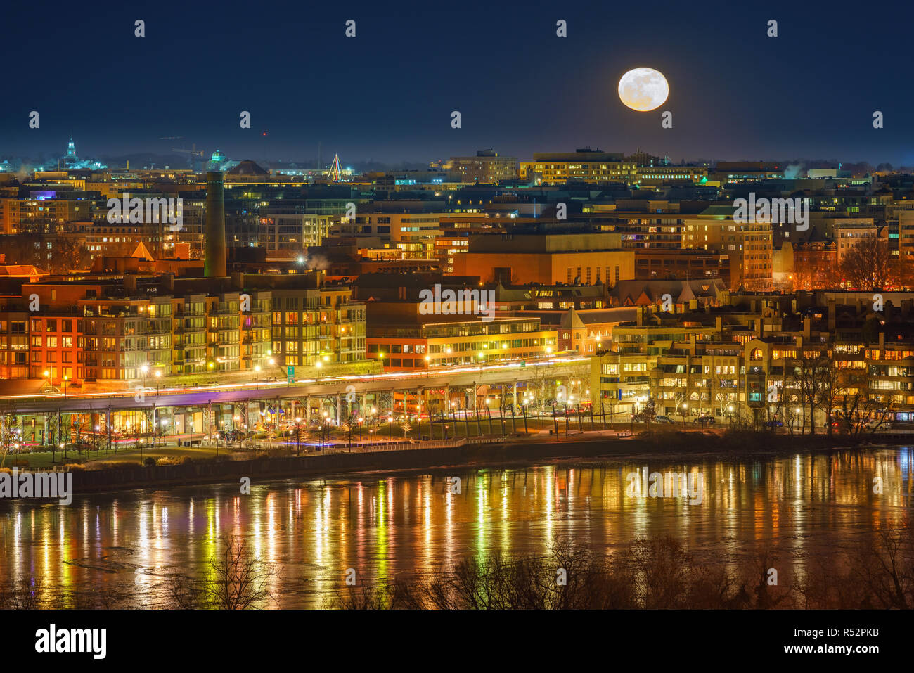 Full moon above Washington DC and potomac river, USA Stock Photo - Alamy