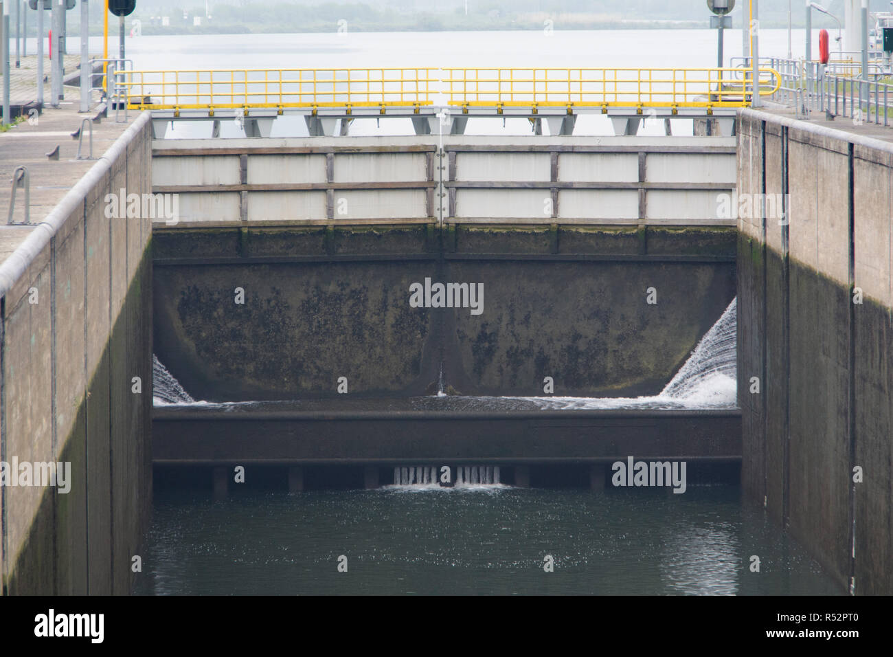 Closed dam gate hi-res stock photography and images - Alamy