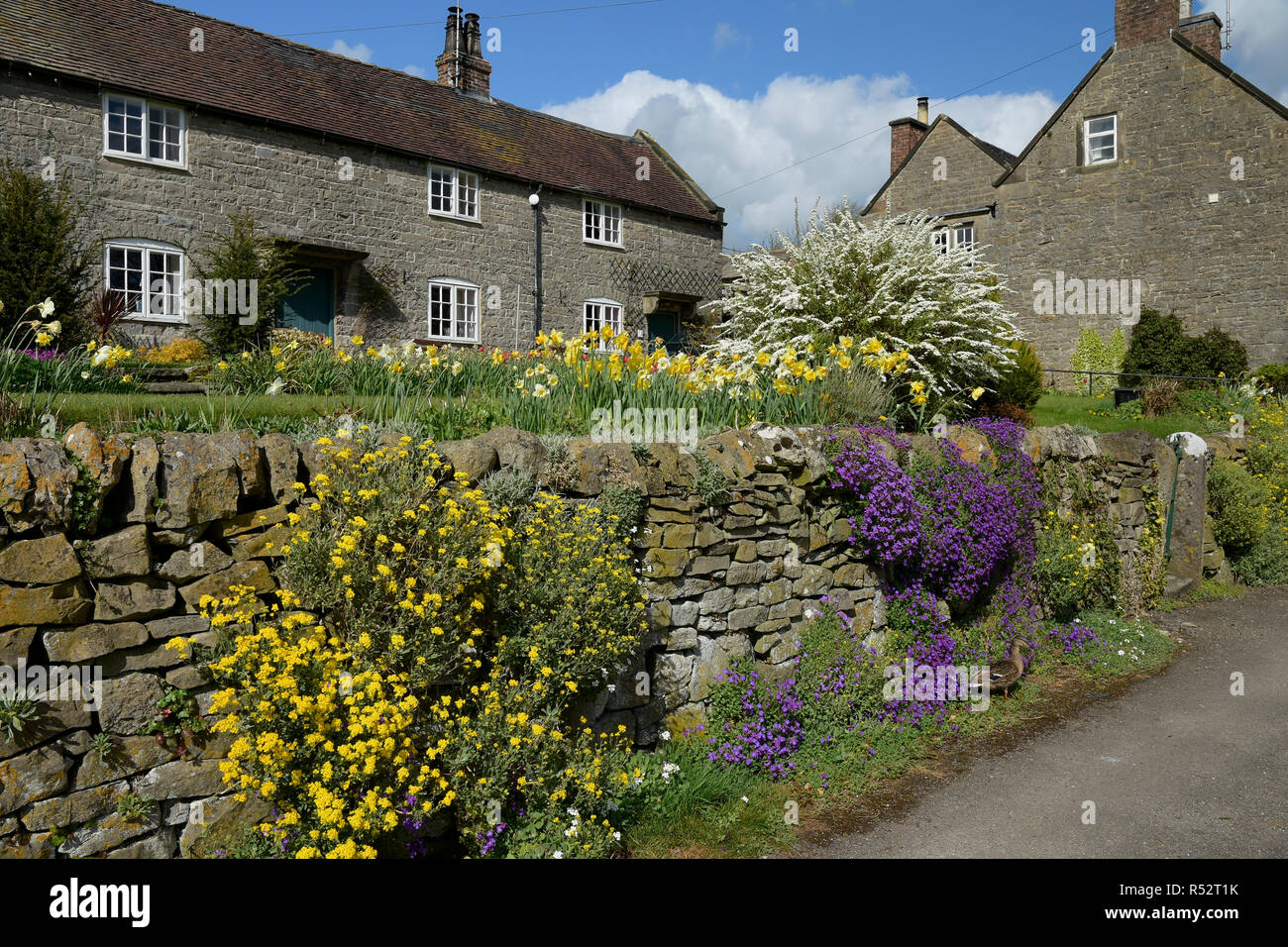 Hartington village dry stone wall hi-res stock photography and images ...