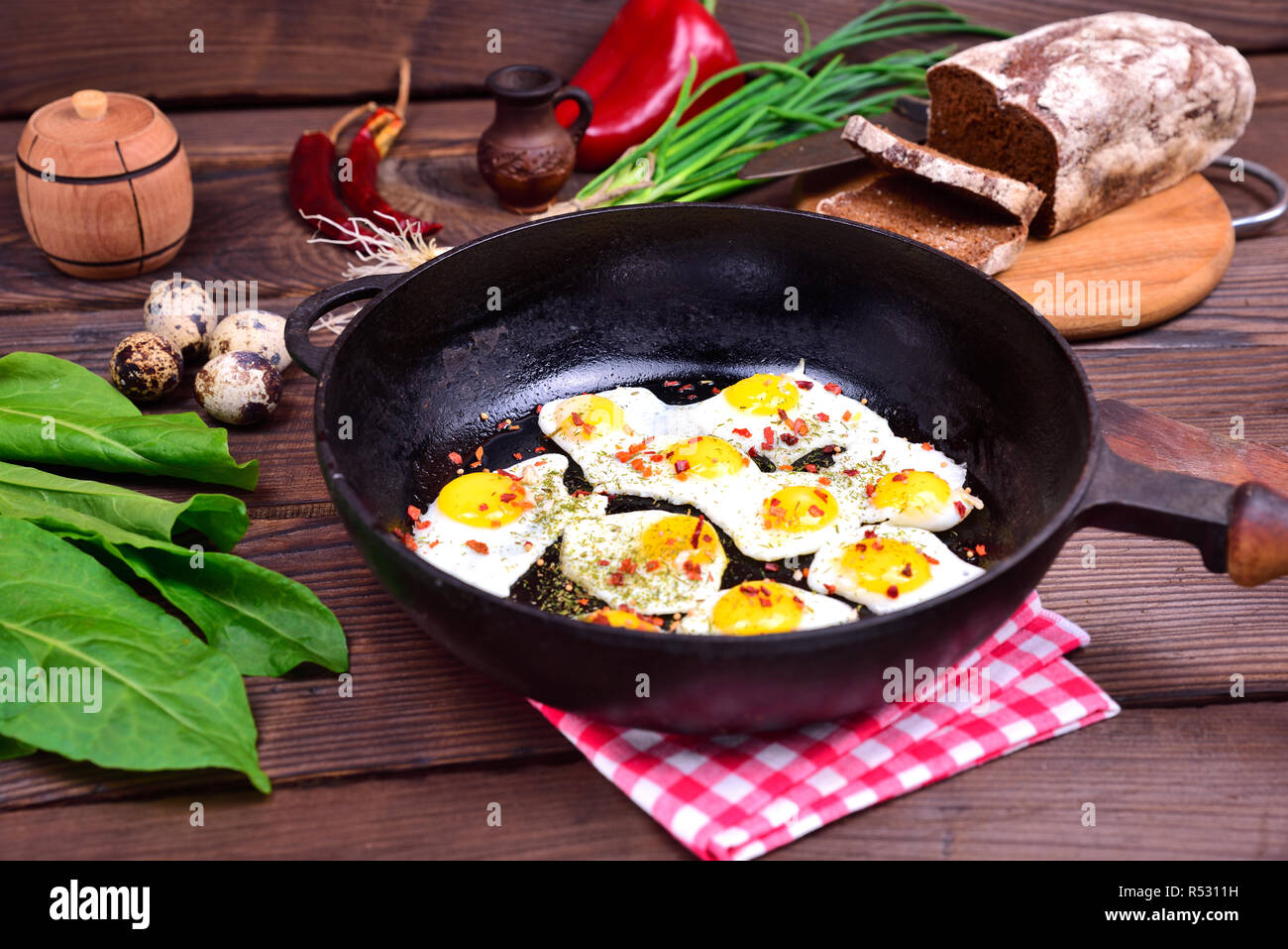 Board fried raw quail hi-res stock photography and images - Alamy