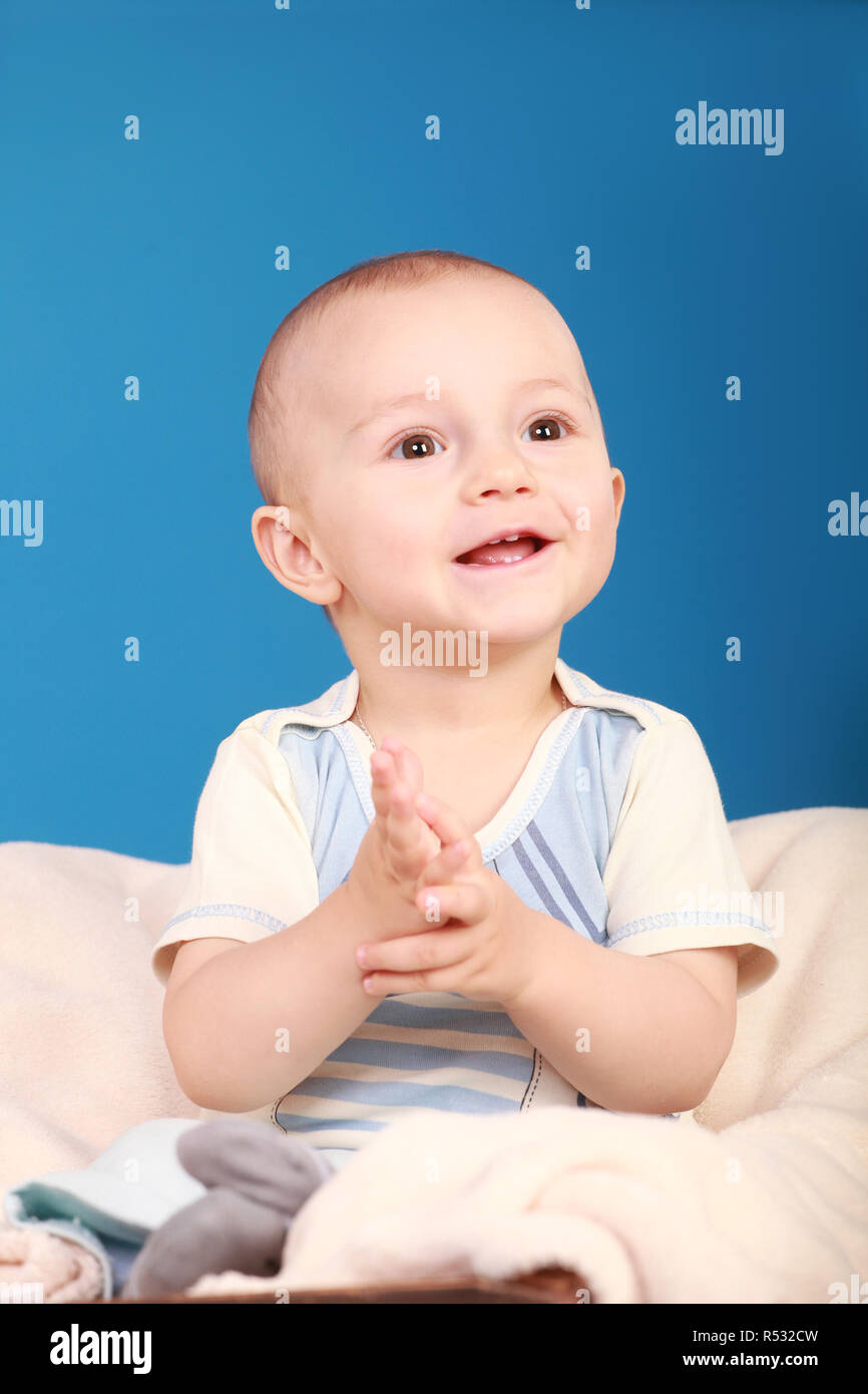 Kid claps and smiles Stock Photo - Alamy