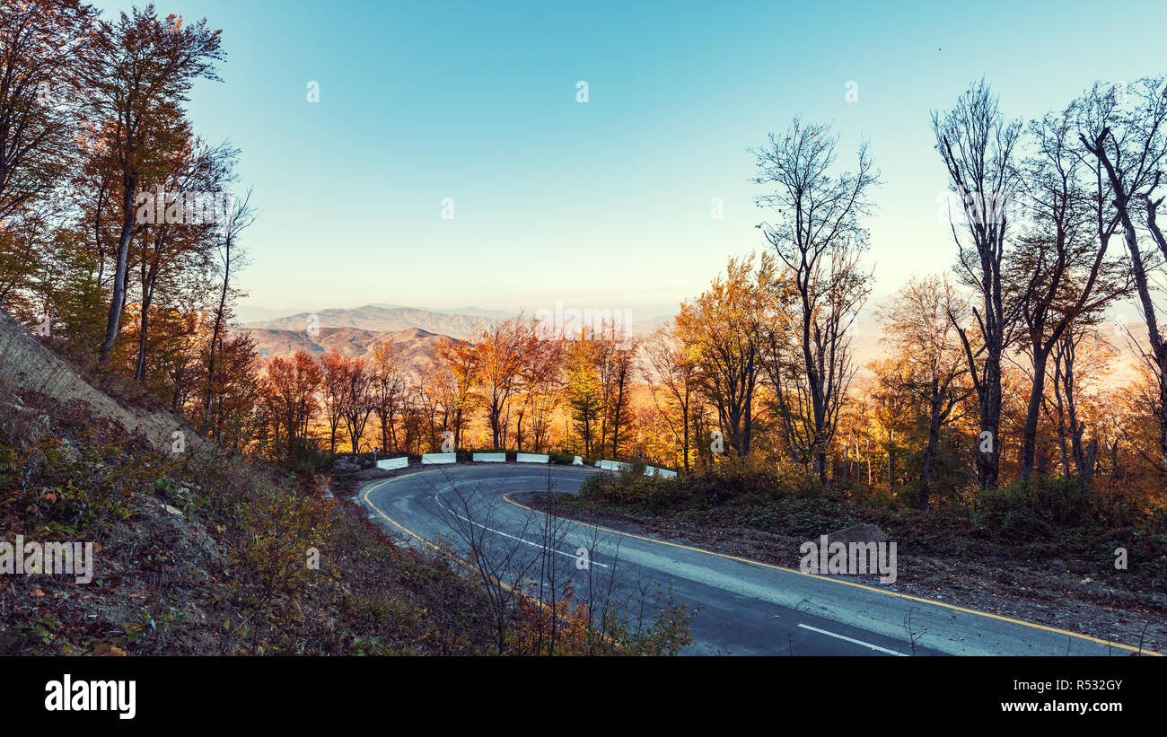 Mountainside highway hi-res stock photography and images - Alamy