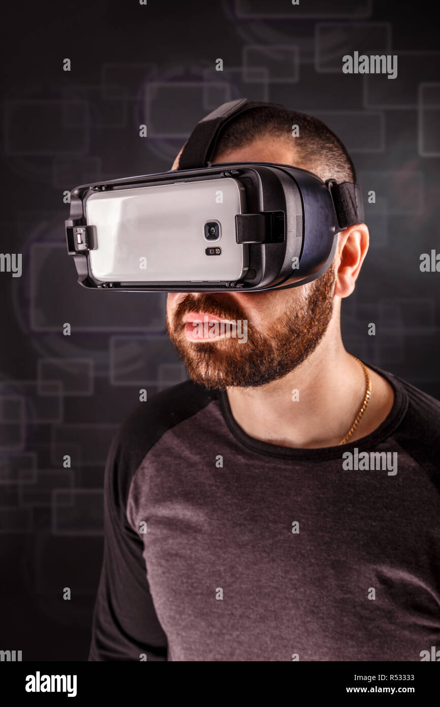 Man wearing virtual reality goggles Stock Photo - Alamy Man wearing virtual reality goggles Stock Photo - Alamy
