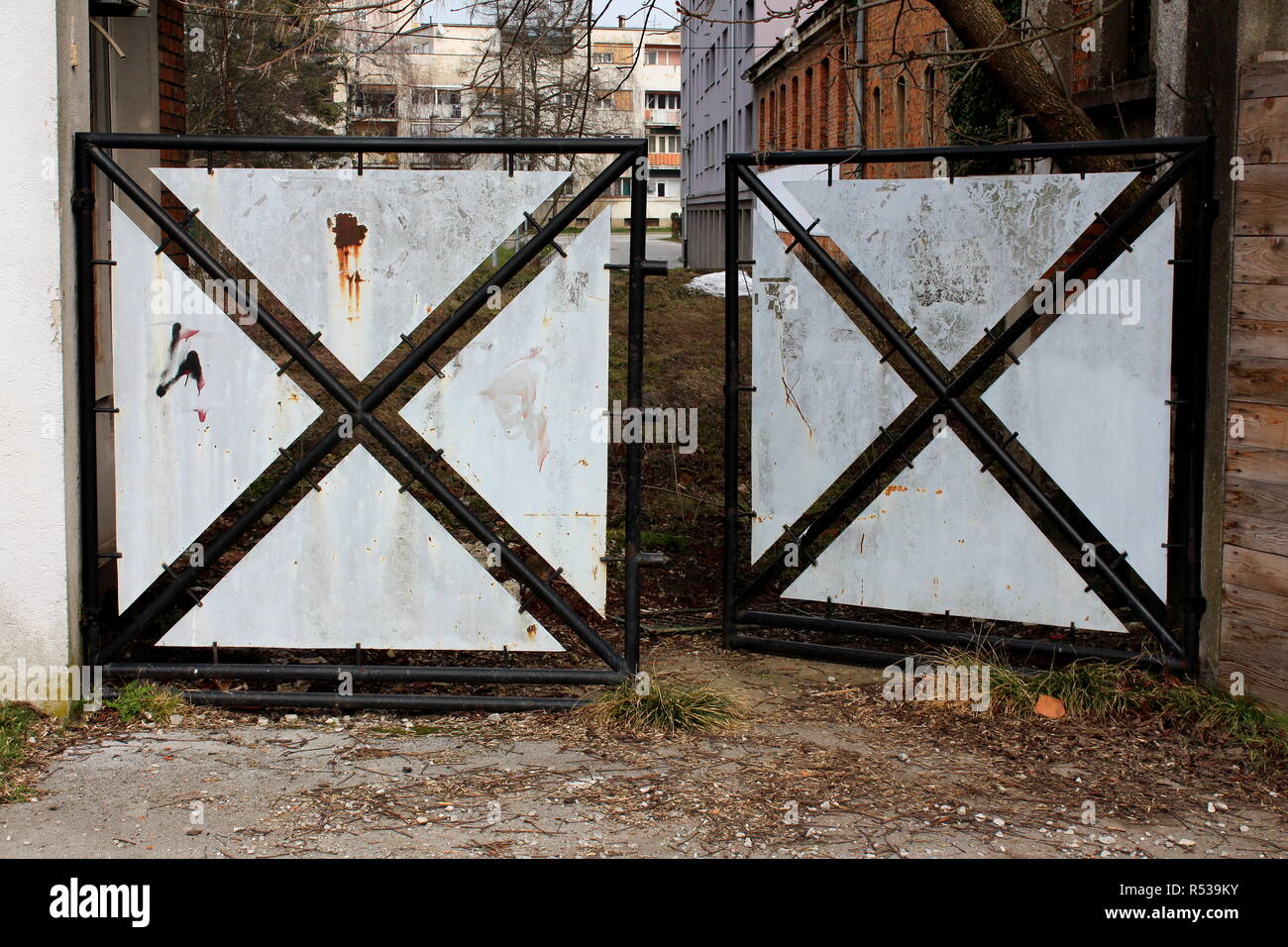Heavy doors open hi-res stock photography and images - Alamy