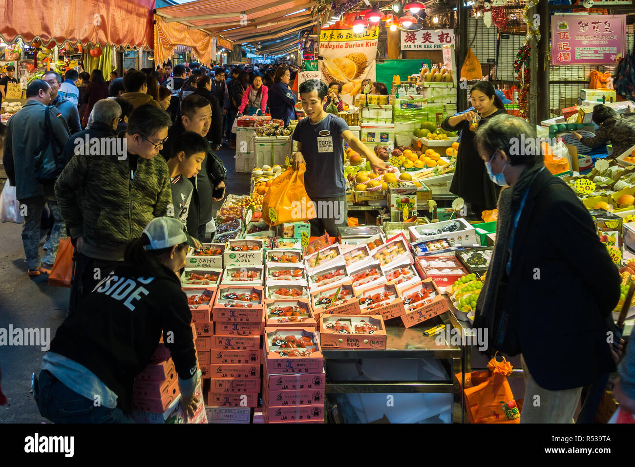 Wholesale fruit market hi-res stock photography and images - Alamy