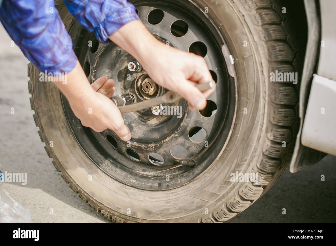 Technician changing a flat tire hi-res stock photography and images - Alamy