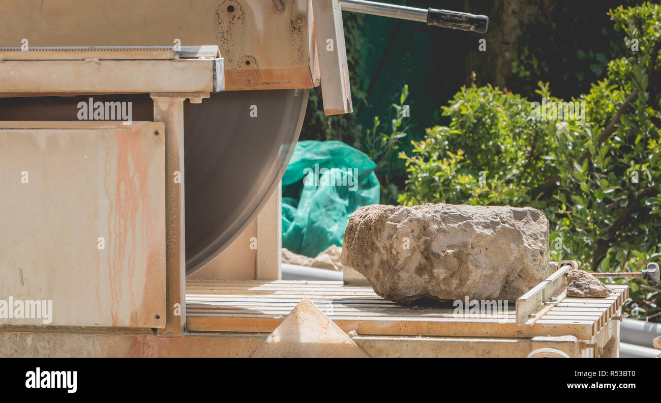 man cutting a stone with a water saw Stock Photo - Alamy