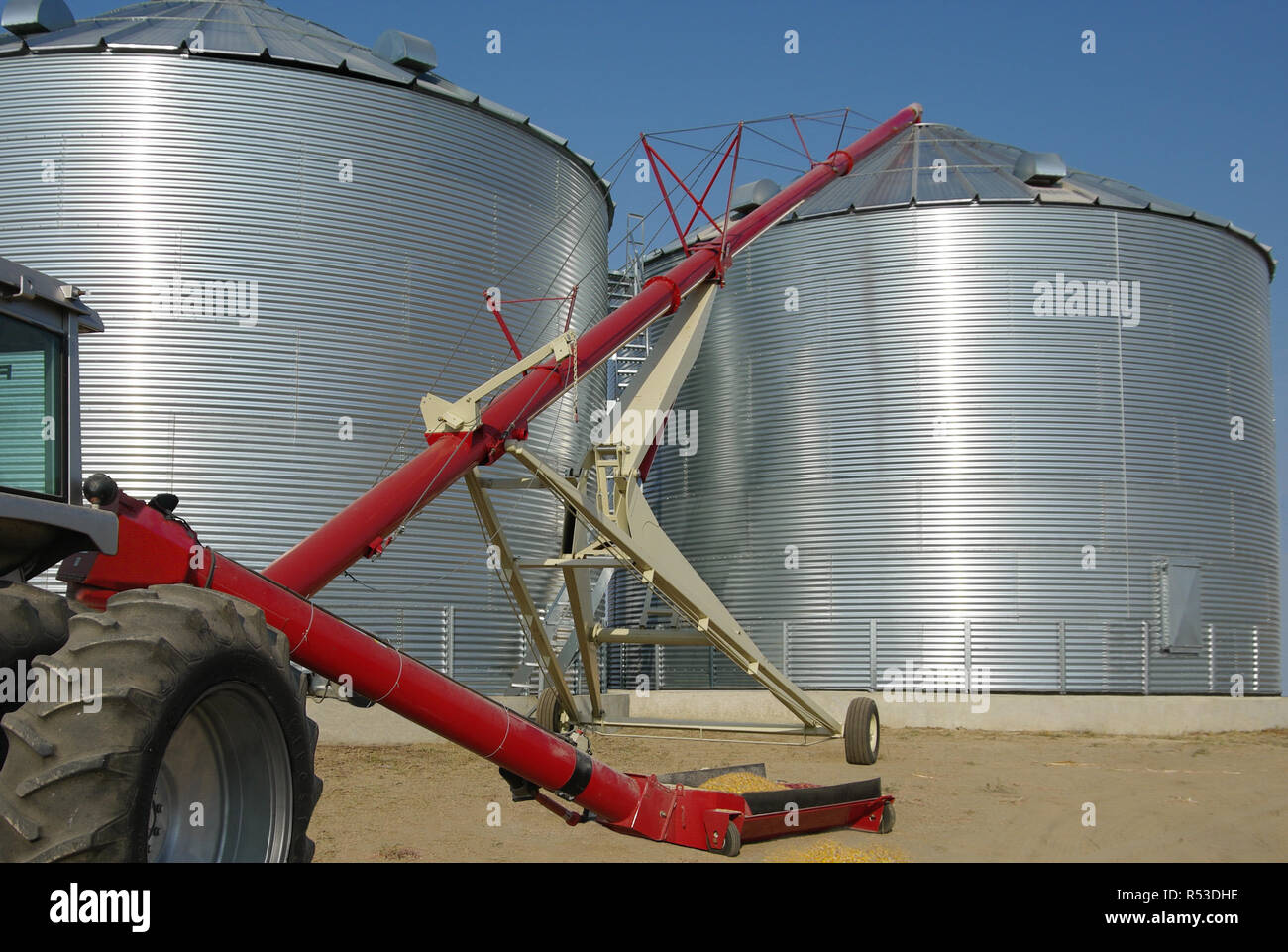 Auger loading grain bin hi-res stock photography and images - Alamy
