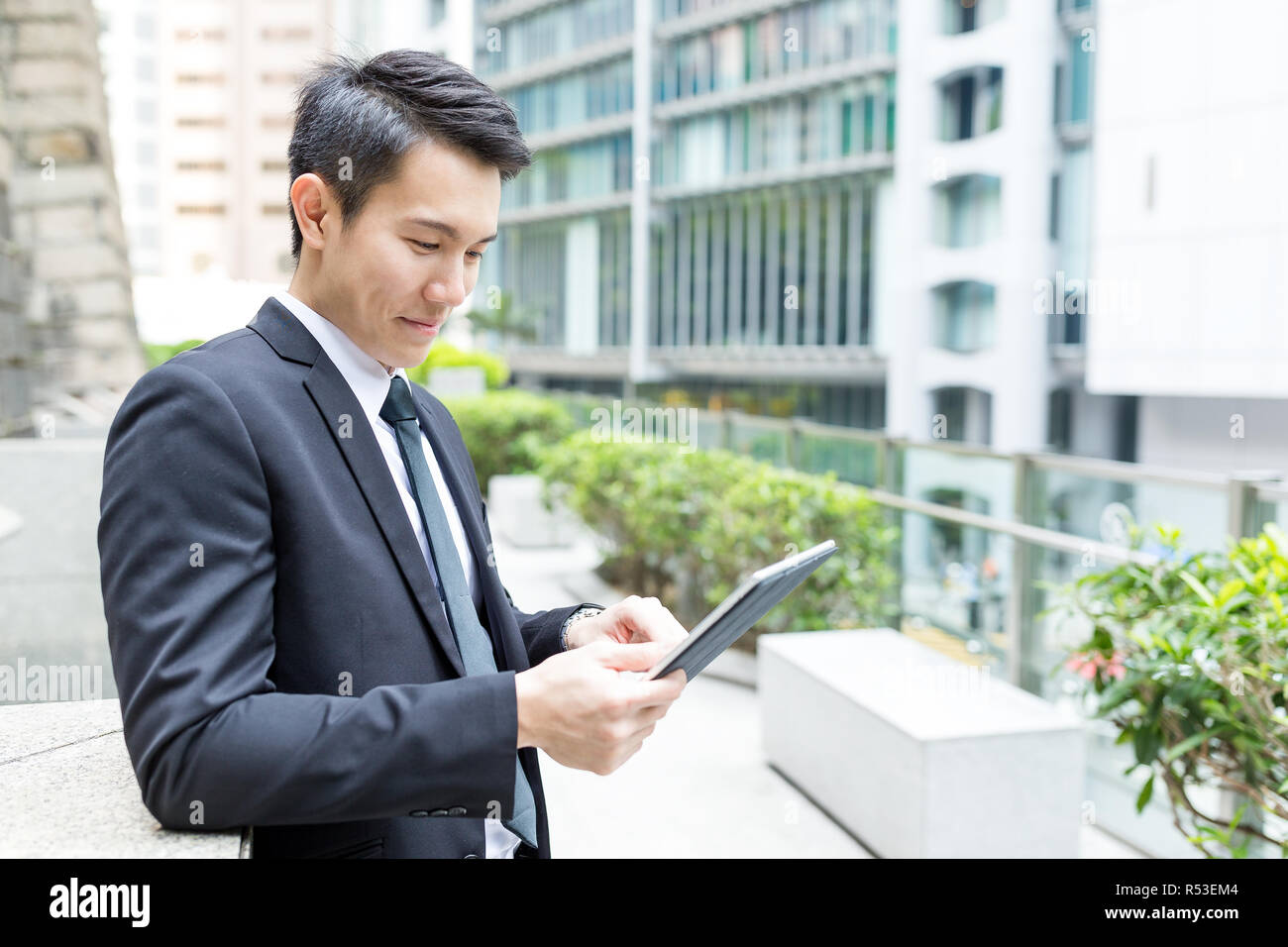 Chinese office workers on computers hi-res stock photography and images ...