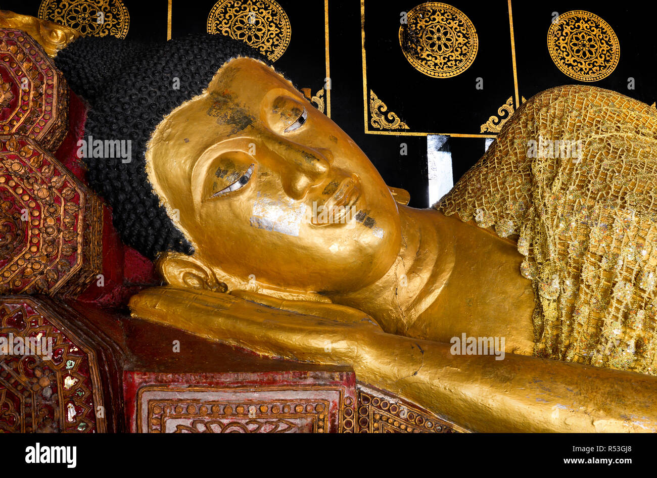 Sleeping buddha statue hi-res stock photography and images - Alamy
