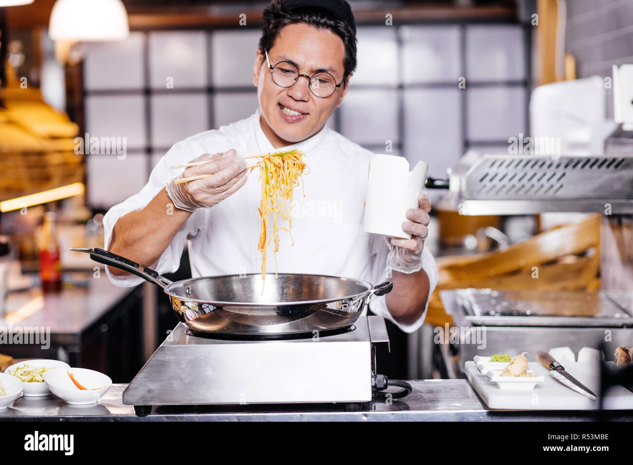 Man cooking in chinese wok hi-res stock photography and images - Alamy