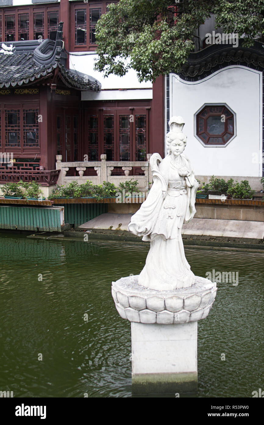White lady statue hi-res stock photography and images - Alamy