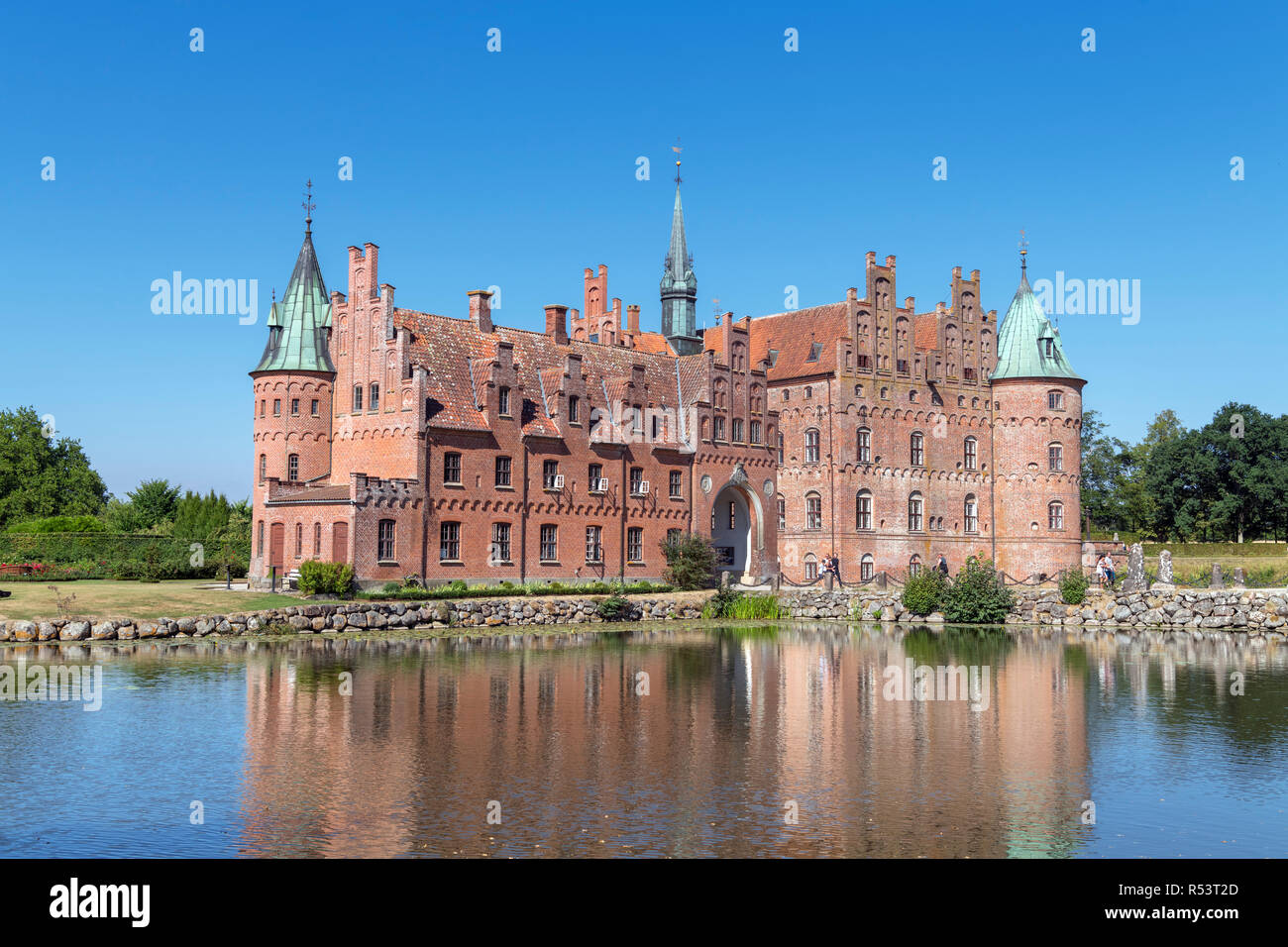 Egeskov Castle (Egeskov Slot), Kværndrup, Funen, Denmark Stock Photo ...