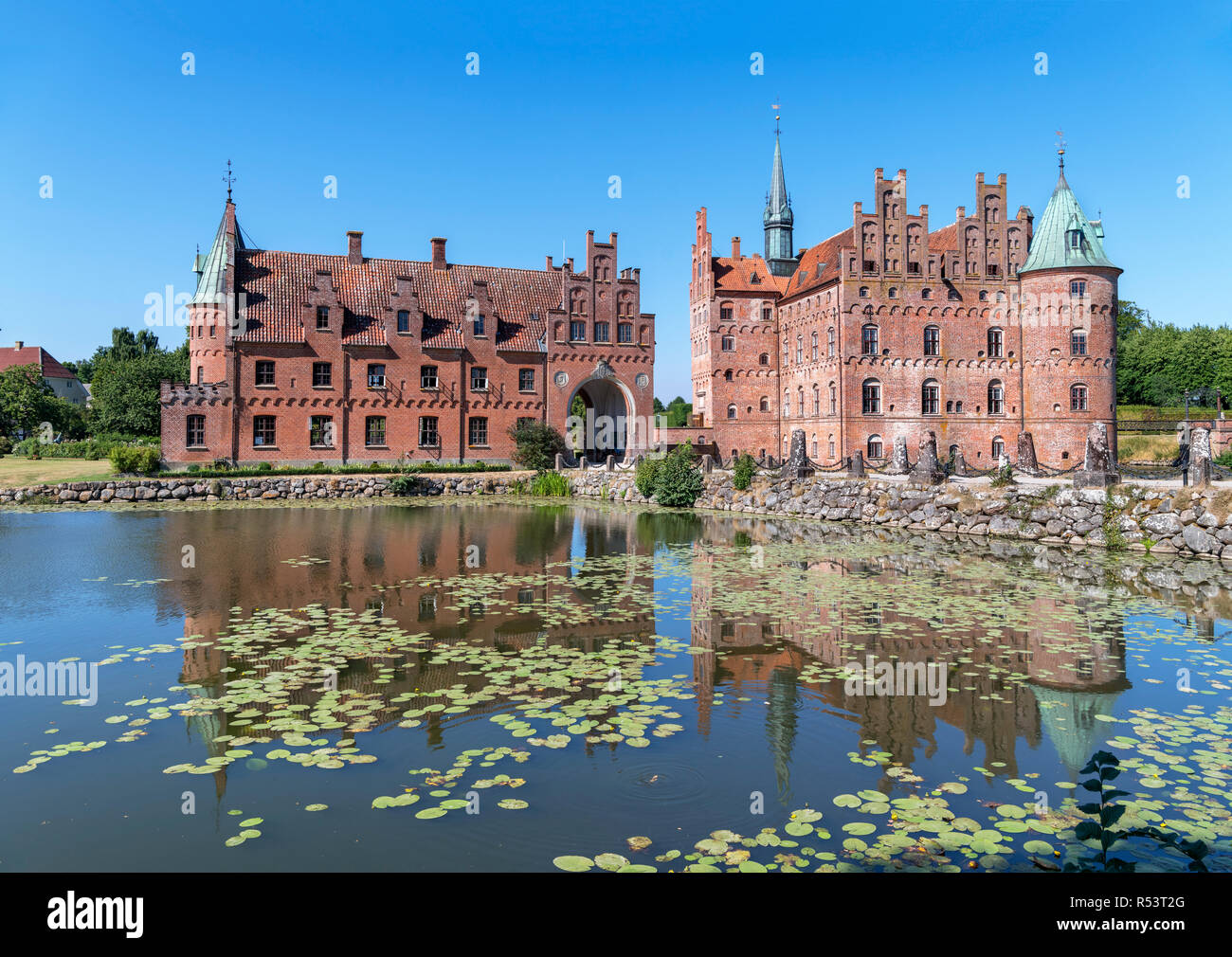 Egeskov Castle (Egeskov Slot), Kværndrup, Funen, Denmark Stock Photo ...