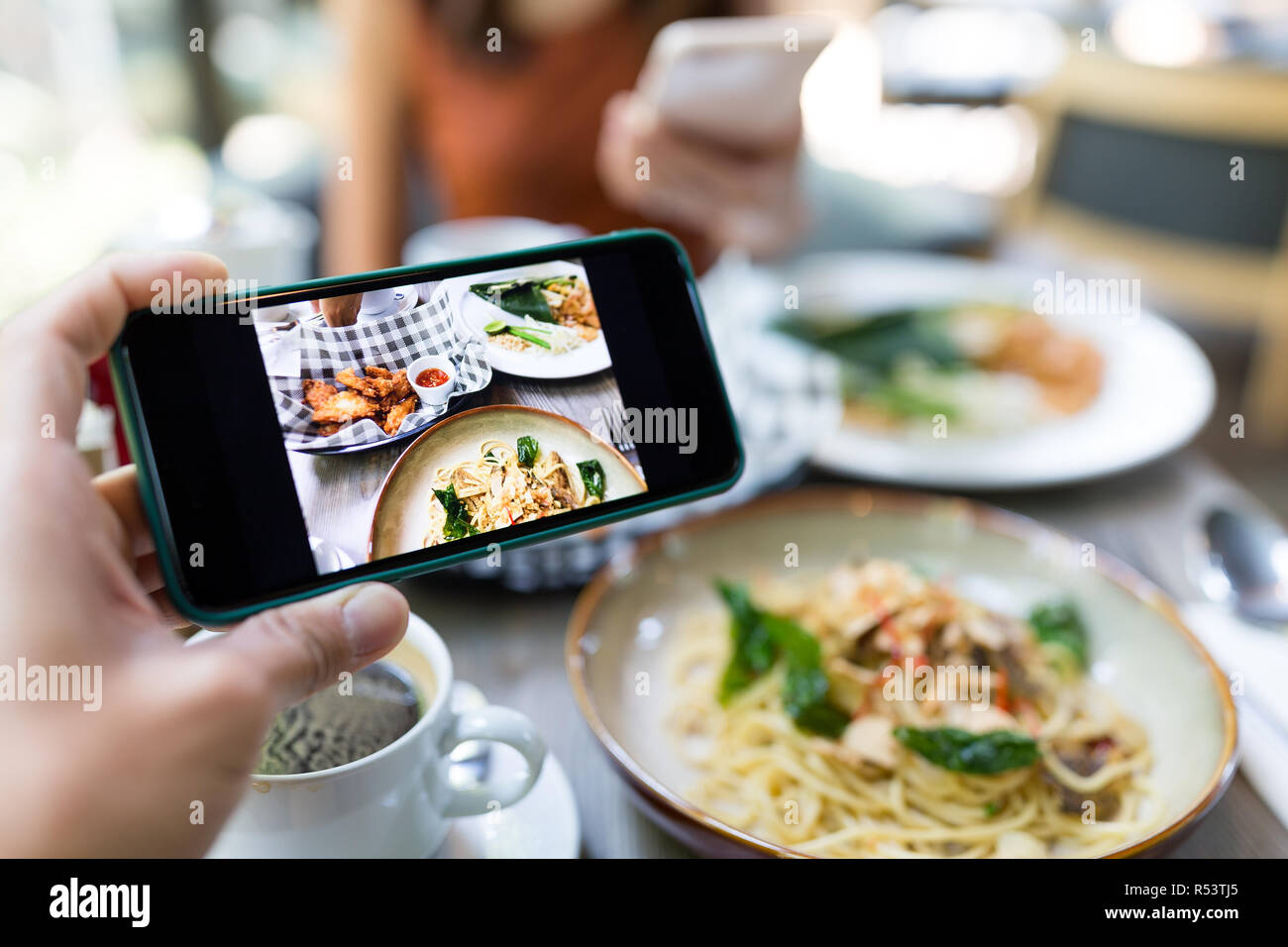 Couple eat chicken restaurant hi-res stock photography and images - Alamy
