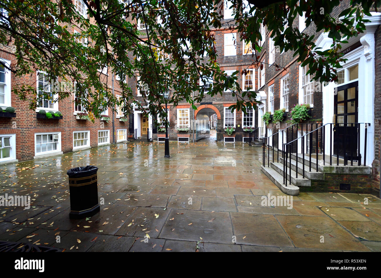 Pump Court, inner Temple, central London, England, UK. In the rain ...