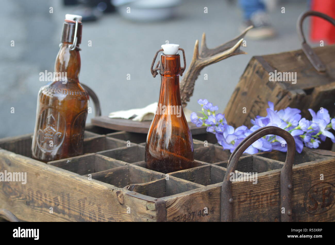old beer box made of wood with 2 bottles and flowers Stock Photo - Alamy