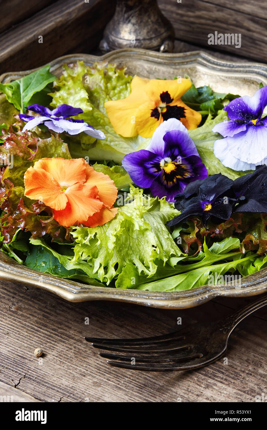 Violet flower of spinach leaf hi-res stock photography and images - Alamy