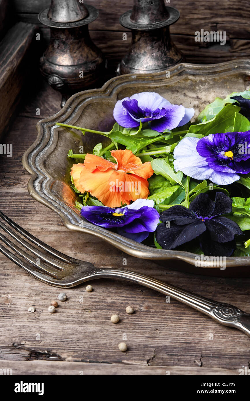 Violet flower of spinach leaf hi-res stock photography and images - Alamy