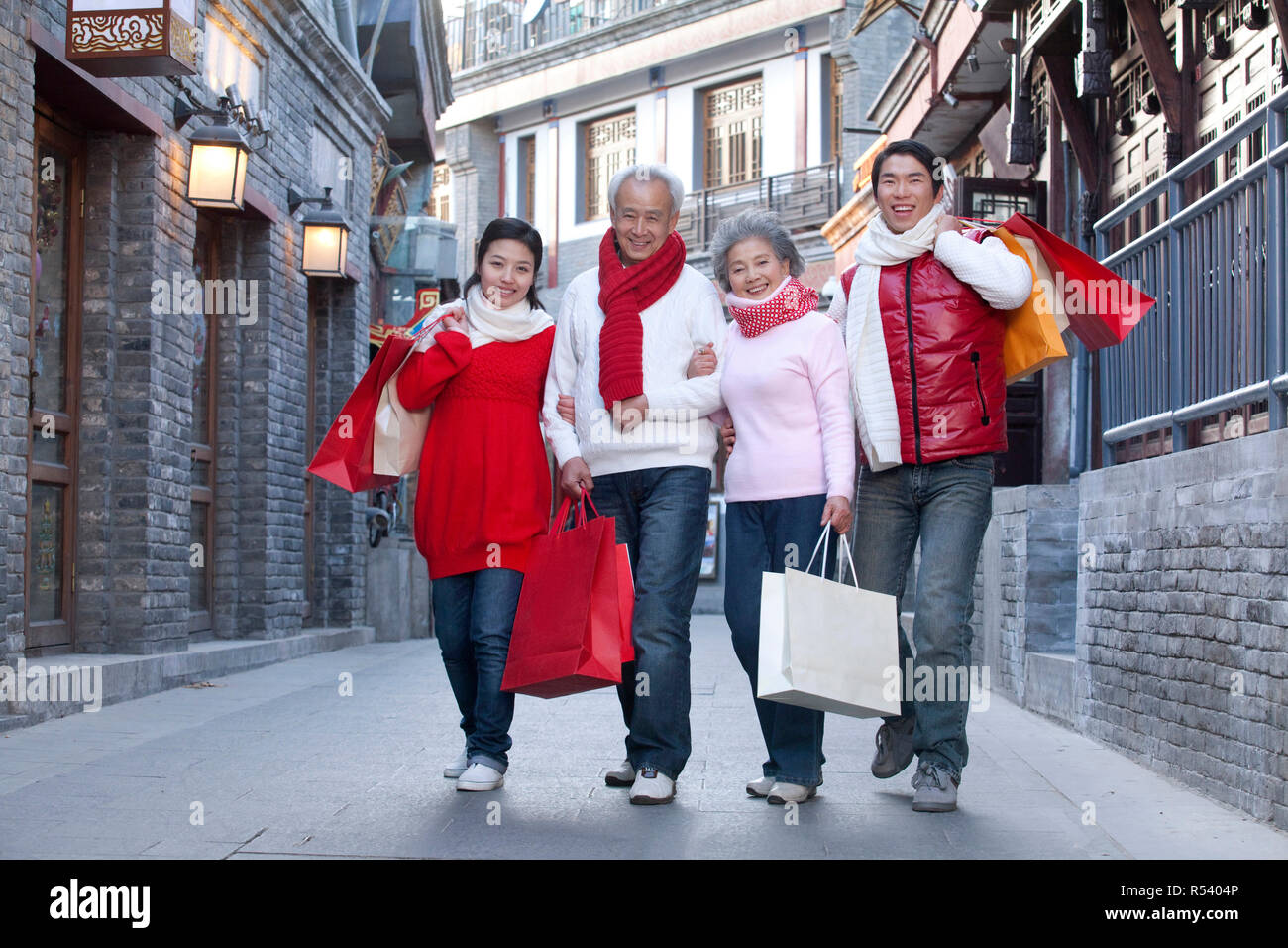 Family go shopping Stock Photo - Alamy