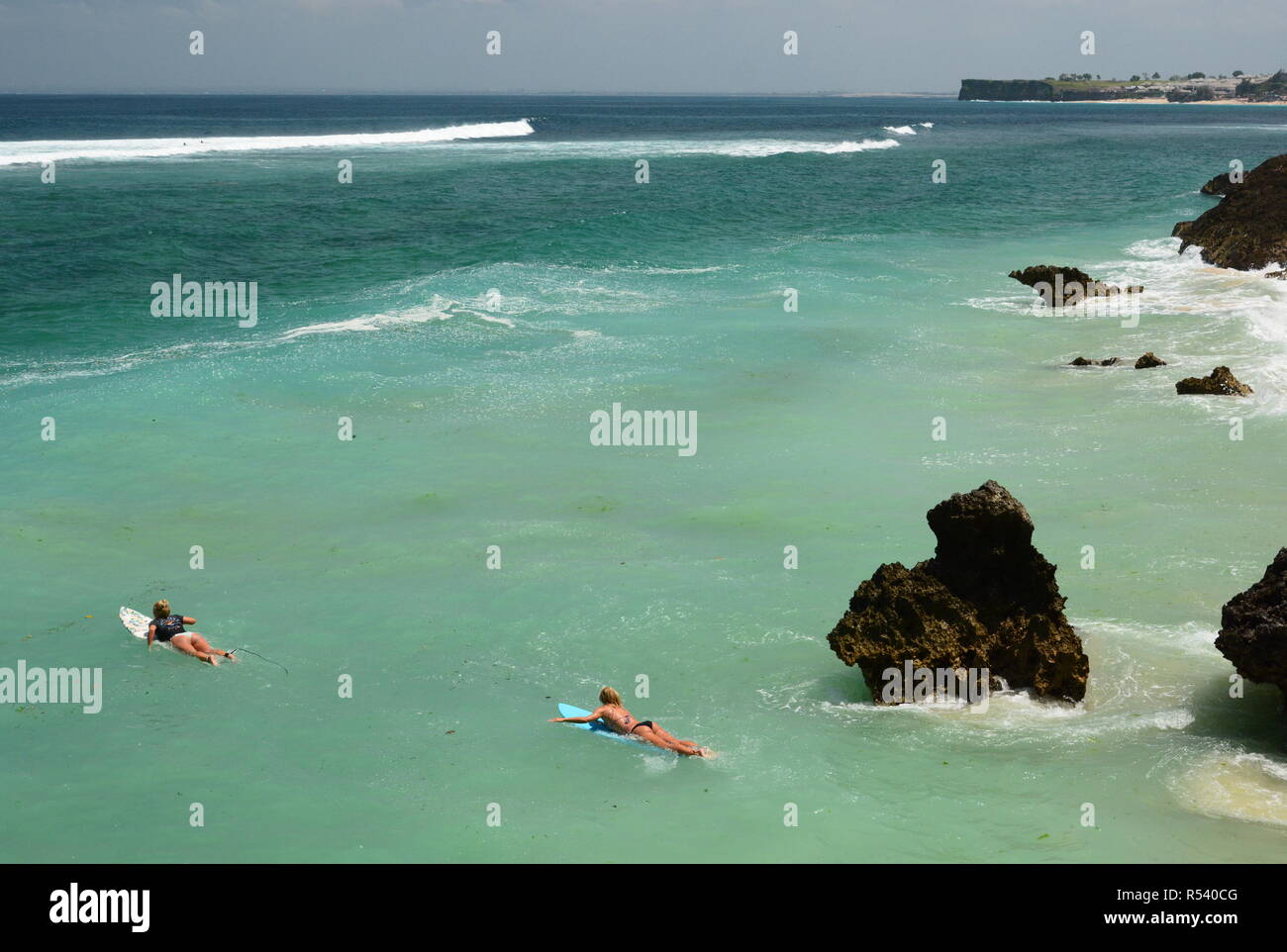 Surfer girls hi-res stock photography and images - Alamy
