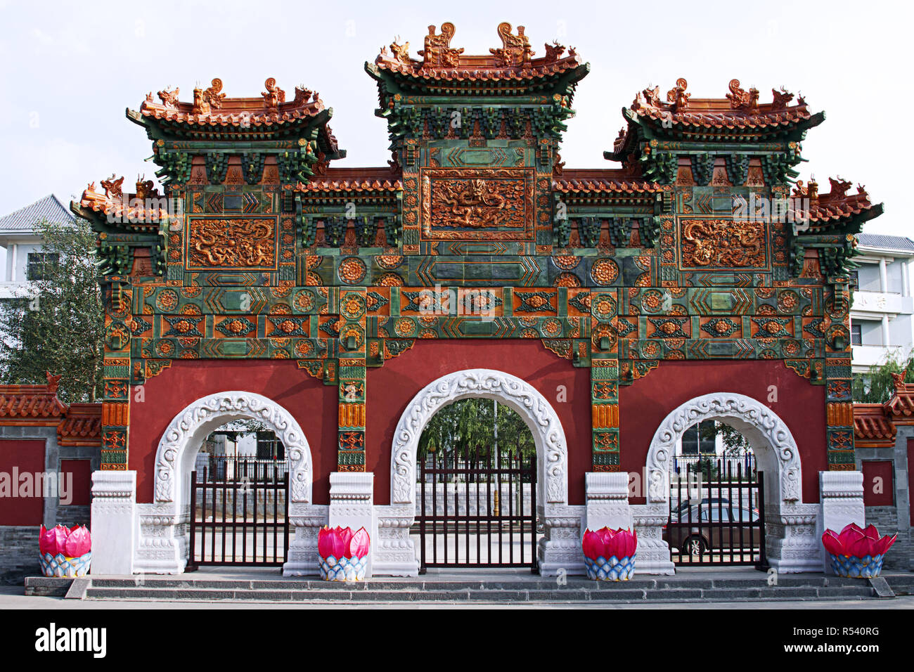 Ceramic gate at the Fayuan Temple Stock Photo - Alamy