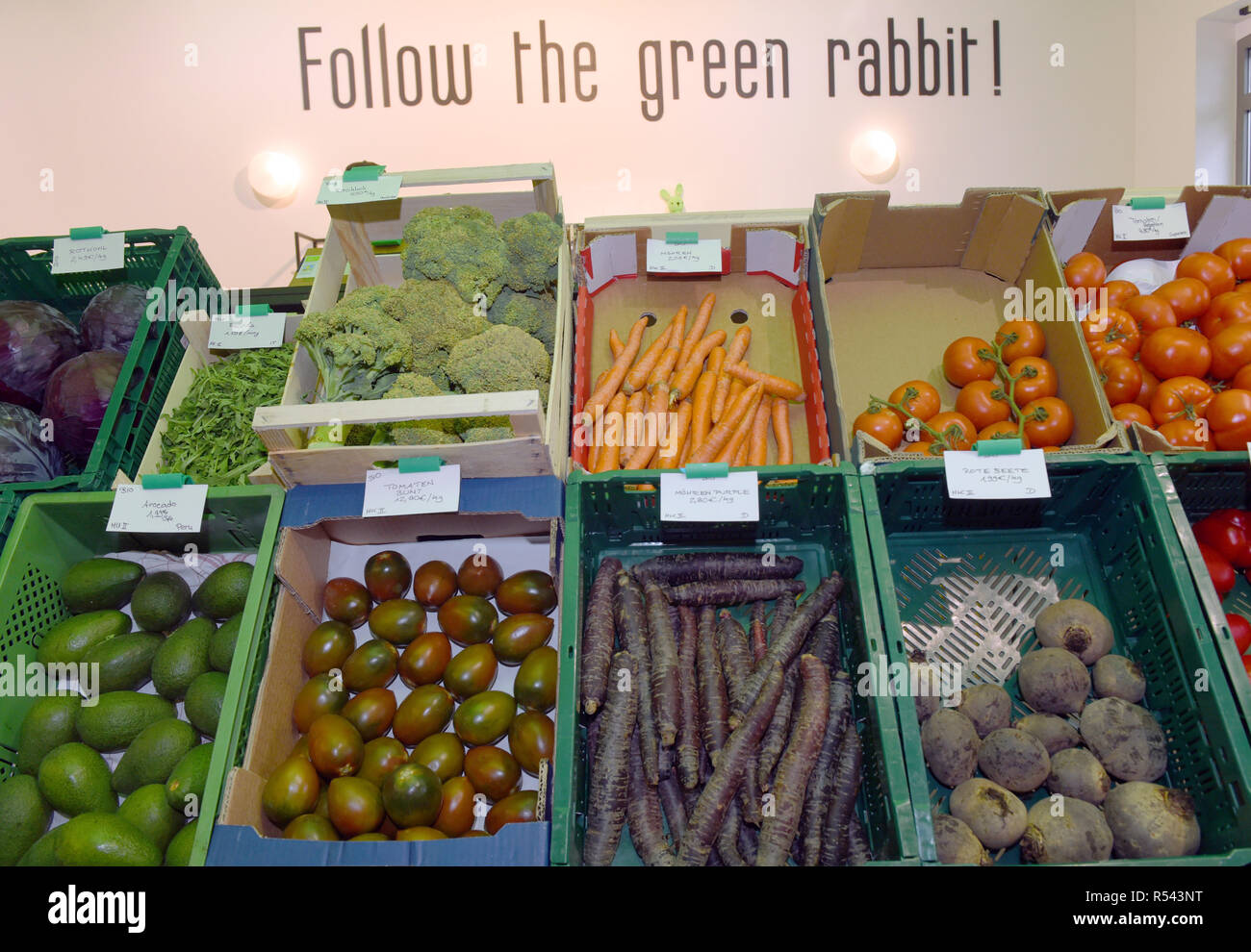 28 November 2018, North Rhine-Westphalia, Düsseldorf: Unpacked fruit ...