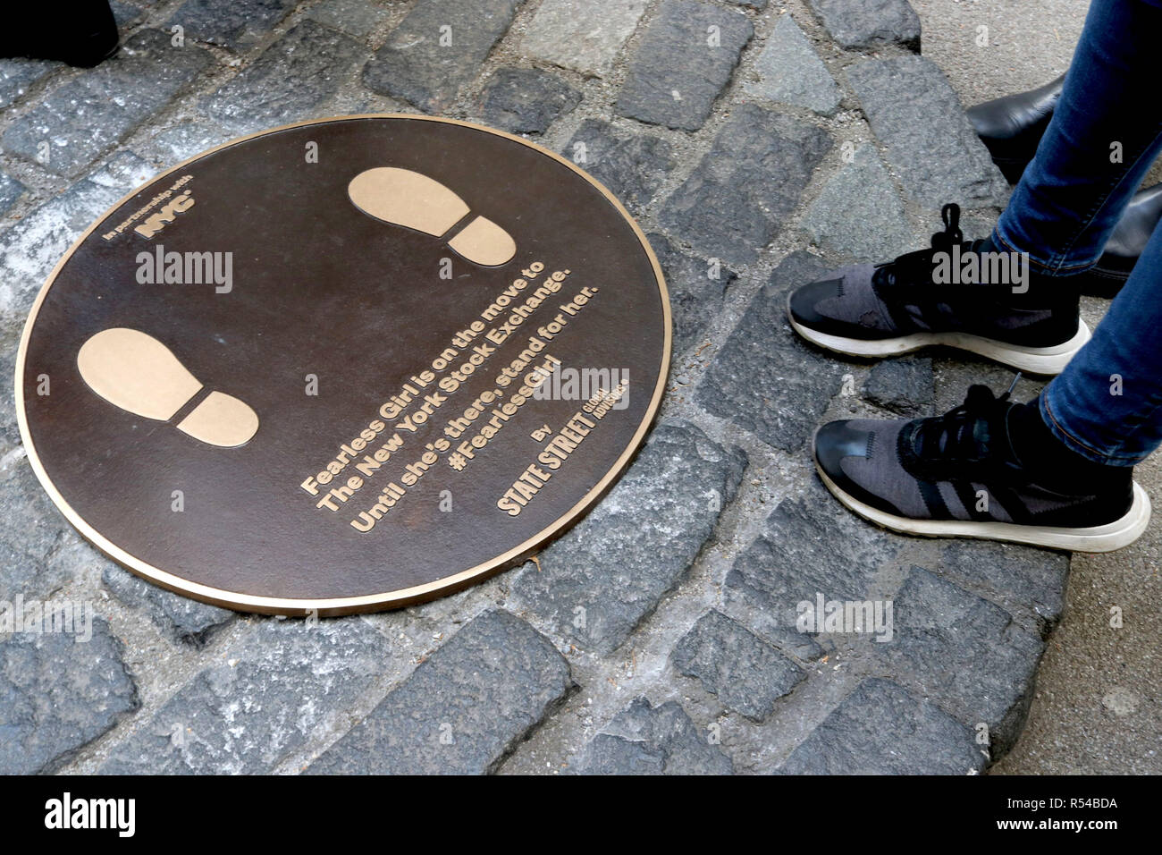 4 foot tall female hi-res stock photography and images - Alamy