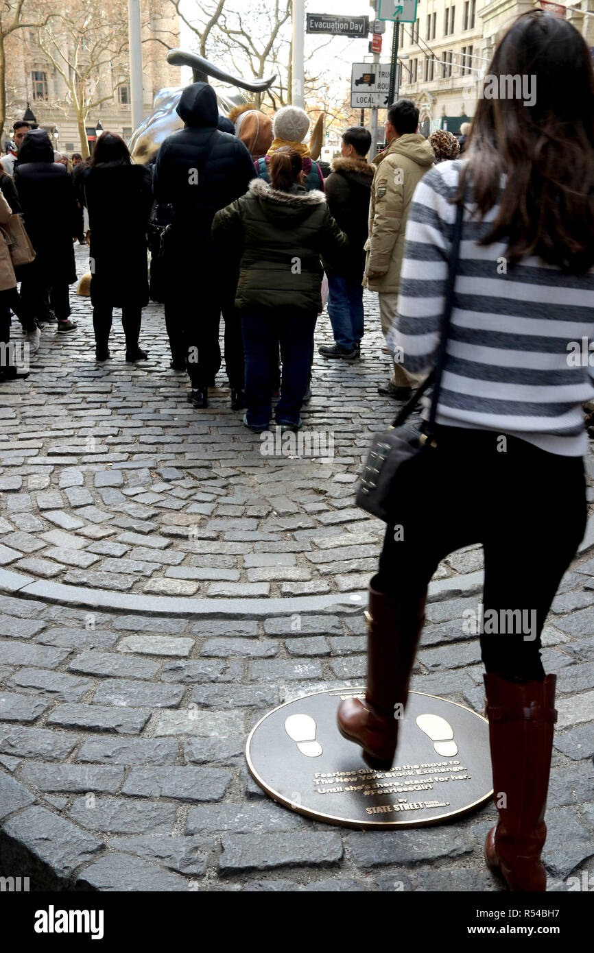 4 foot tall female hi-res stock photography and images - Alamy