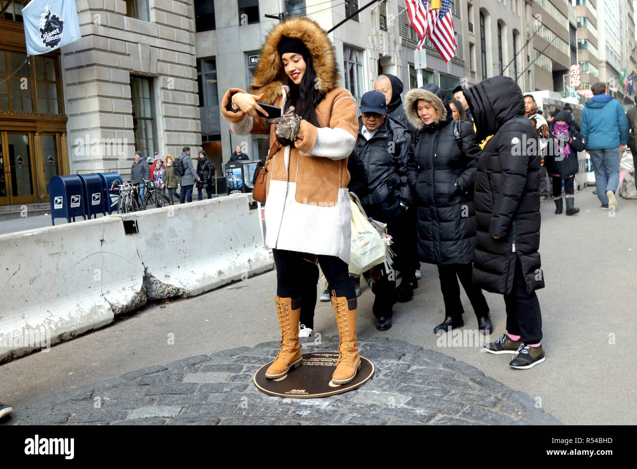 4 foot tall female hi-res stock photography and images - Alamy
