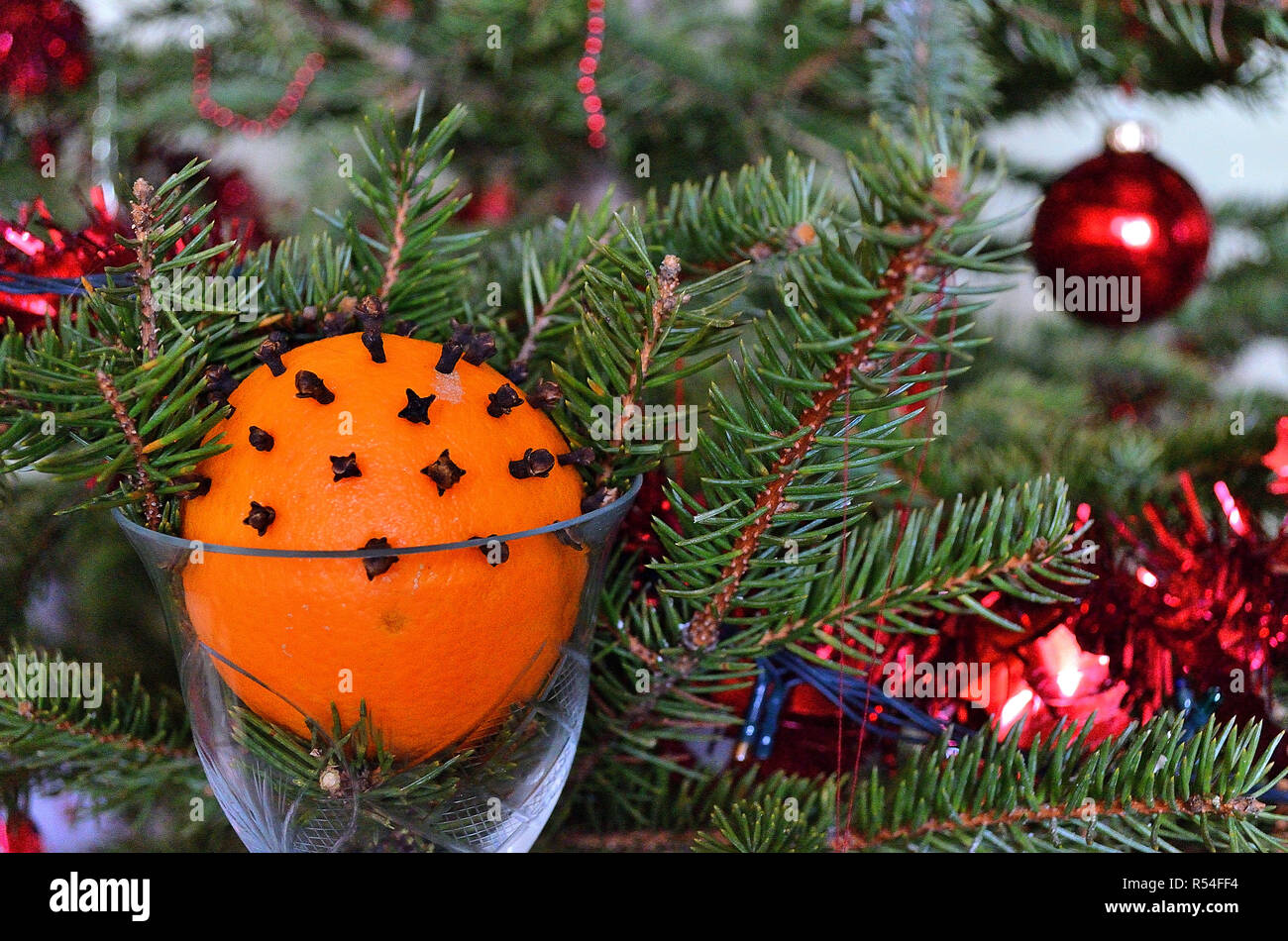 Orange and cloves hi-res stock photography and images - Alamy